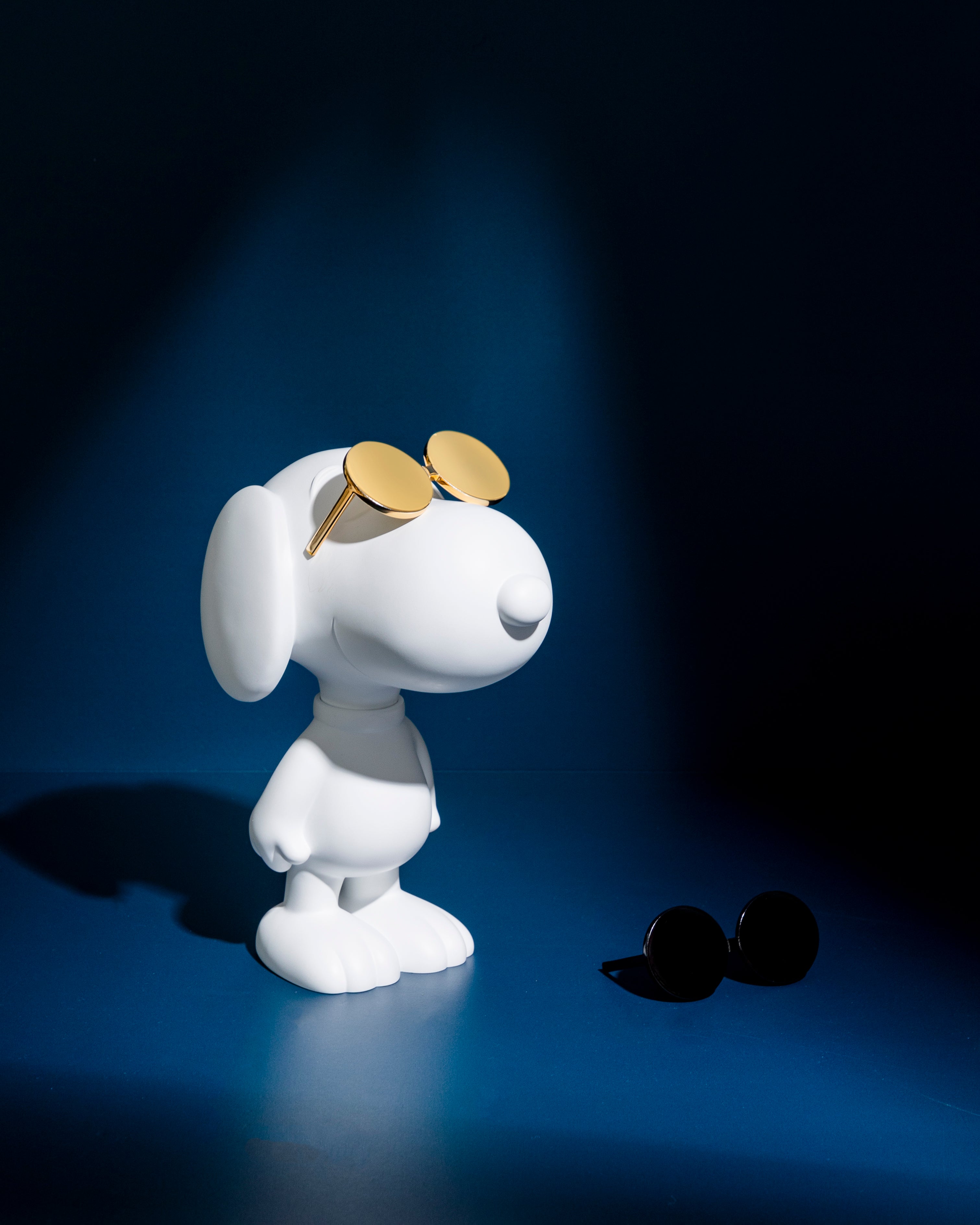 Experience the Luxe: Leblon's Gold & White Snoopy Sculpture | 27cm ...